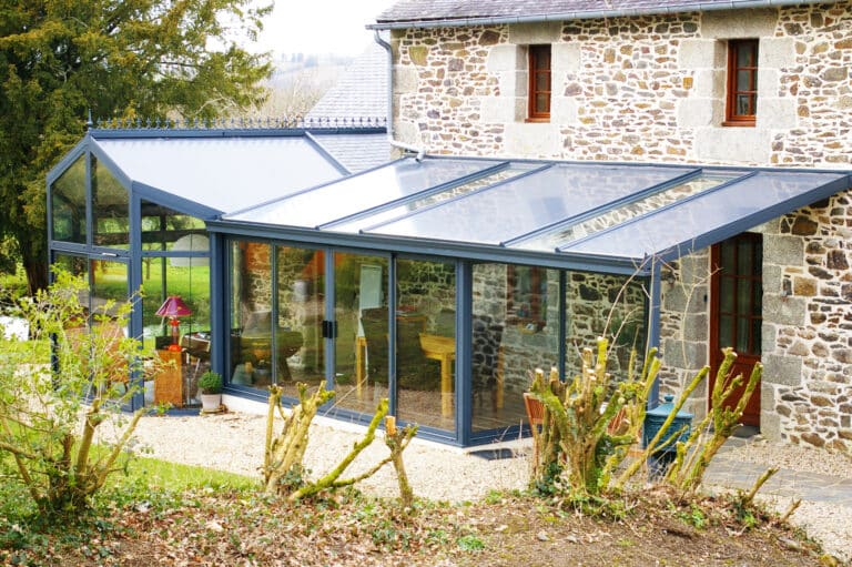 Véranda en kit vs sur-mesure : quel choix pour votre maison ? | Vérandaline